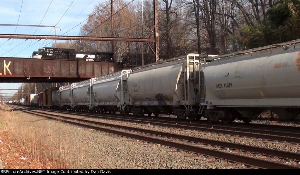 NS 521 Empty Coal passes over Q439-04
